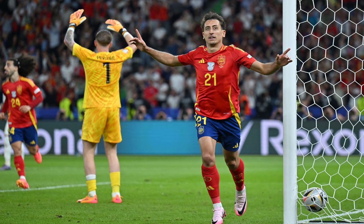 Video: Mikel Oyarzabal scores the winning goal for Spain vs England at ...