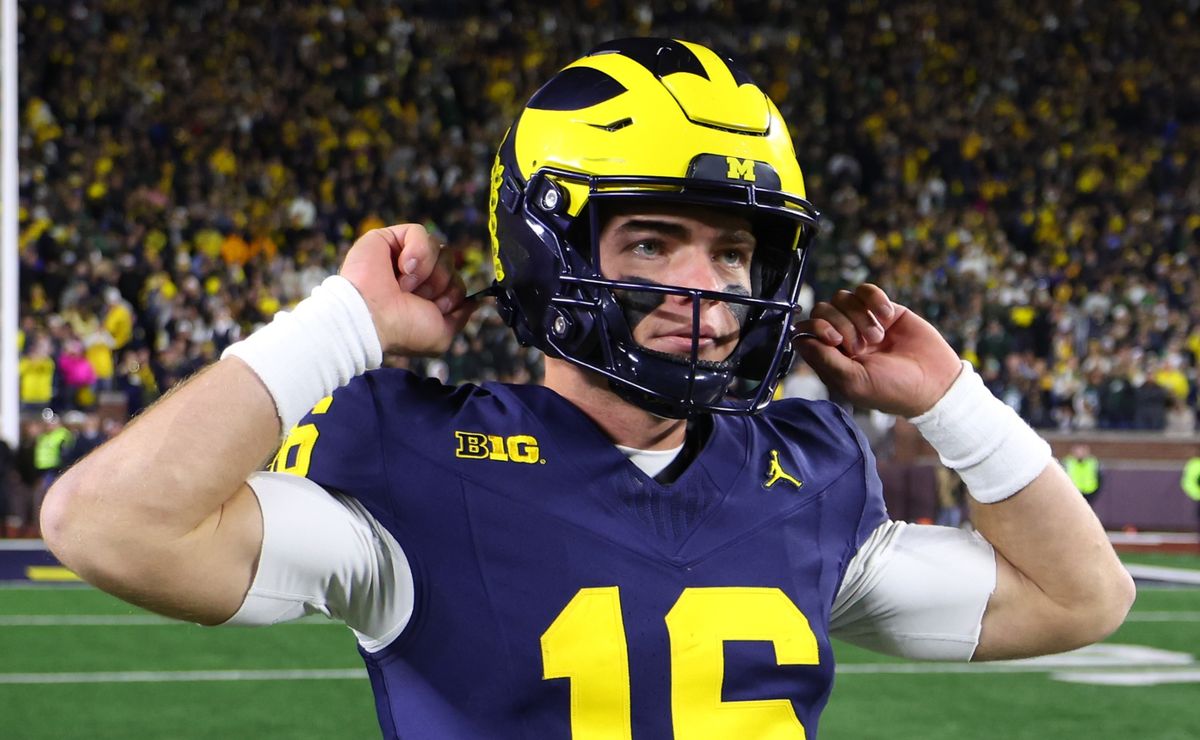 NCAAF News: Michigan QB Davis Warren loses key teammate for the matchup ...