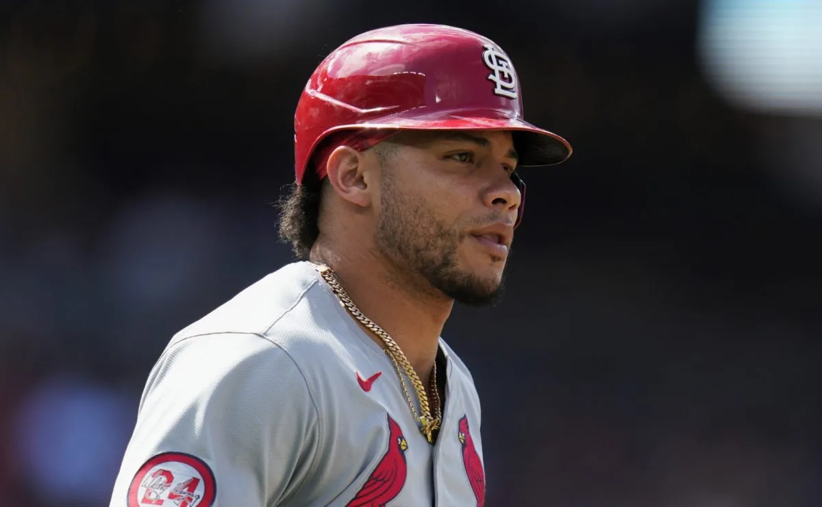 MLB Video: Cardinals' Wilson Contreras caught chewing something unusual ...