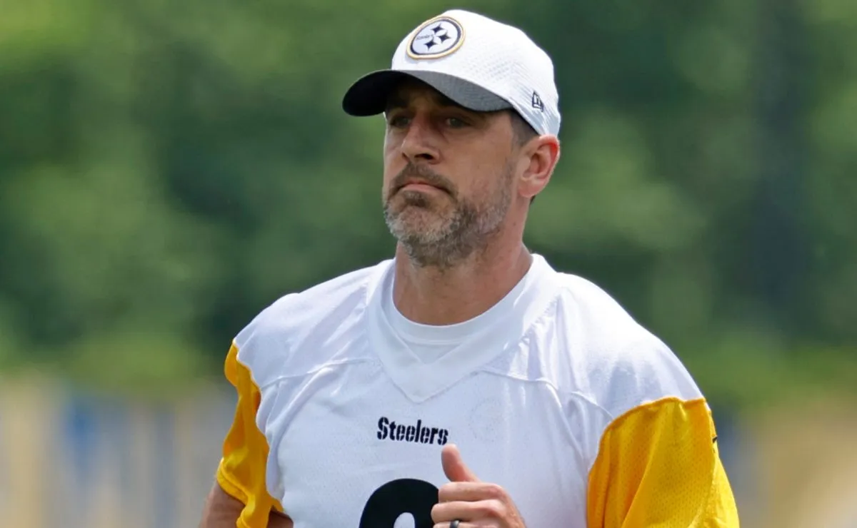 Aaron Rodgers refuses to sign autograph after fan fails to answer one ...