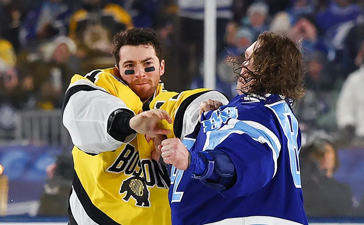 Video: Goalie fight unleashes during Lightning vs Bruins 2026 Stadium ...