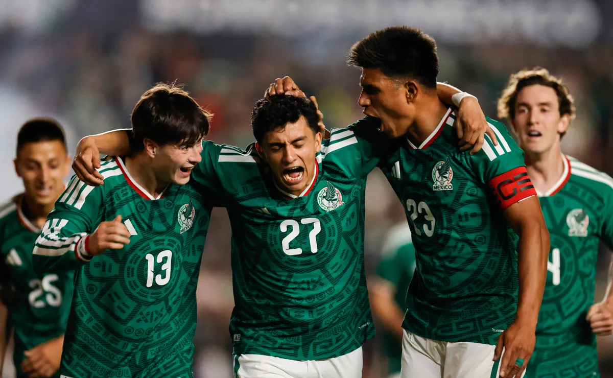 Mexico overwhelm Iceland with a crushing 4-0 victory: Highlights and ...