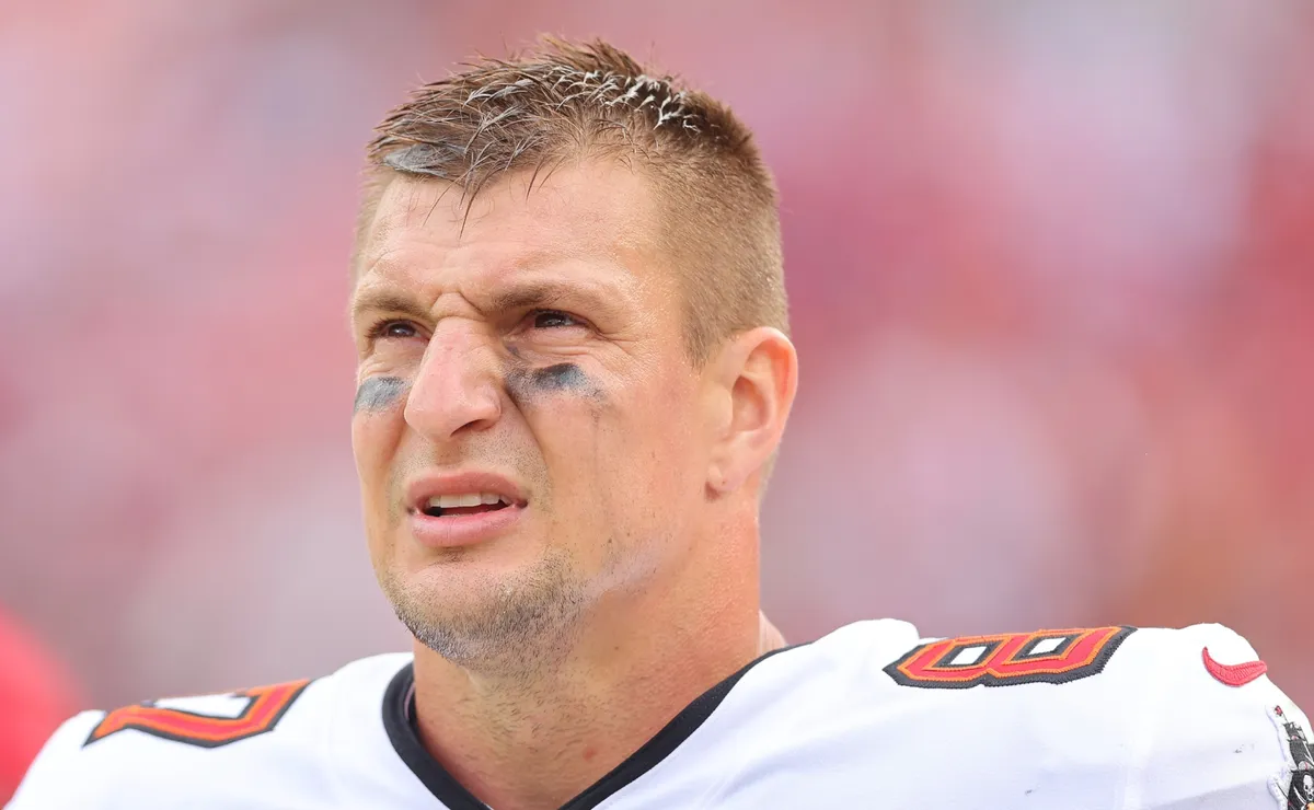 Rob Gronkowski suffers injury playing with Tom Brady in 2026 Flag ...
