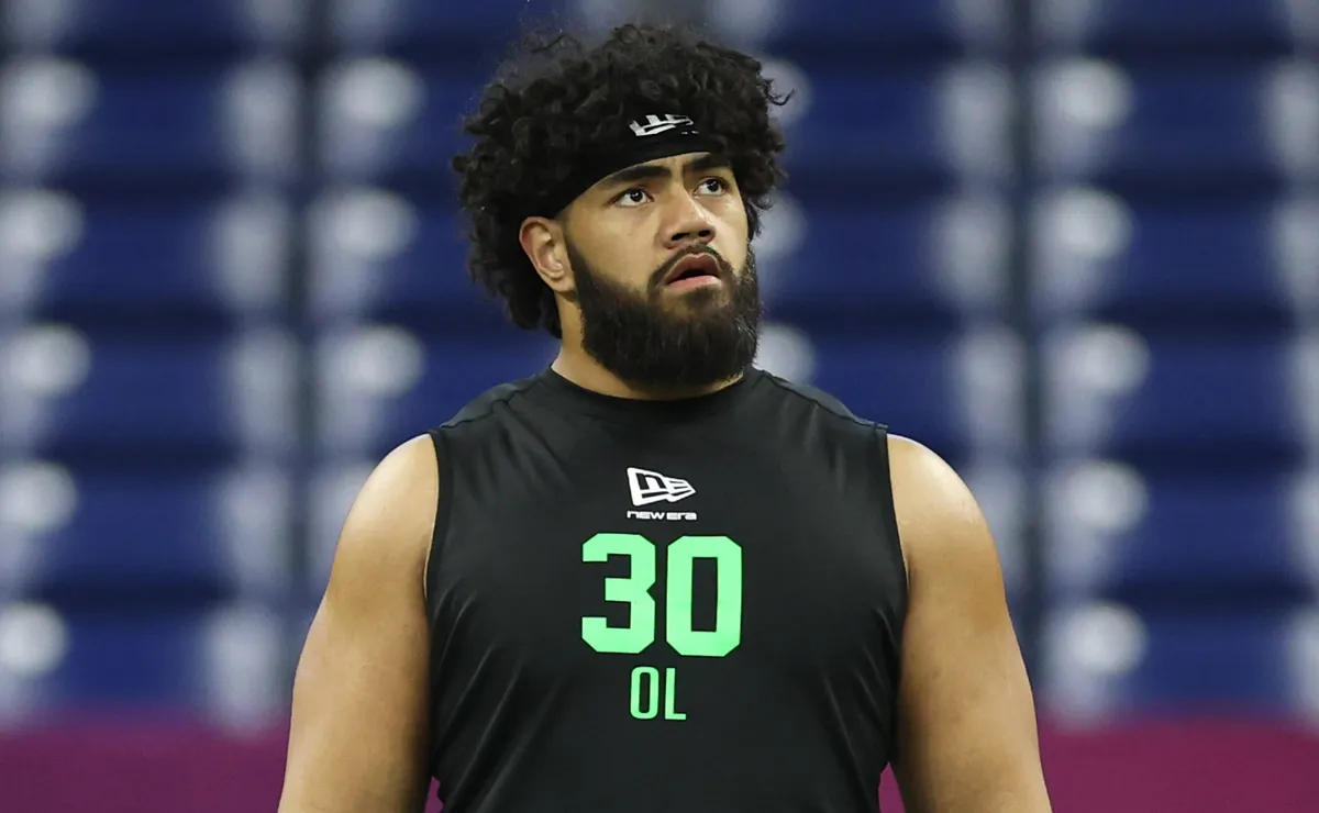 Olaivavega Ioane's profile: Who is the offensive lineman? Age, height ...