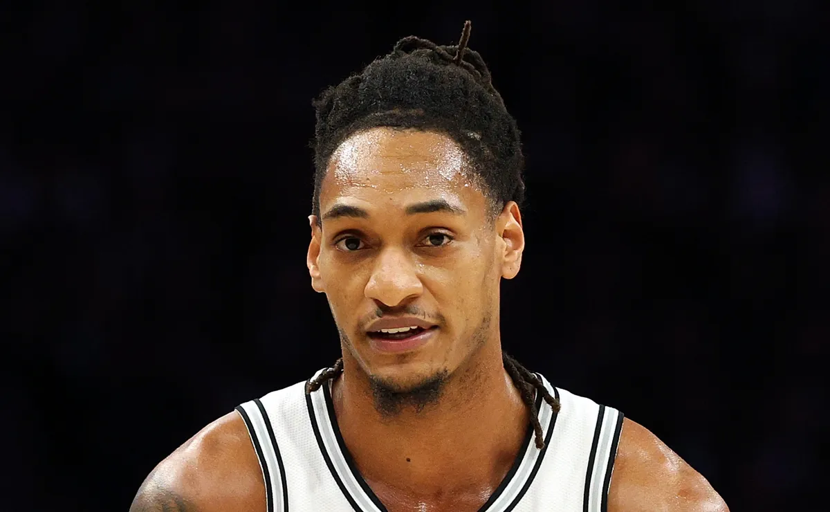 Spurs' Devin Vassell defends Stephon Castle over questionable fouls ...