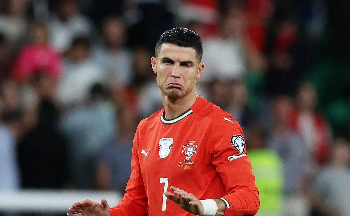 Cristiano Ronaldo backed by Roberto Martinez amid pressure to bench ...