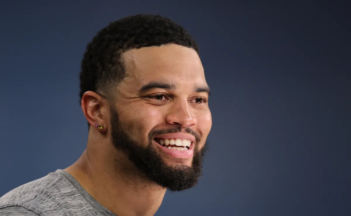 Caleb Williams chooses greatest QB of all time amid Tom Brady vs Aaron ...