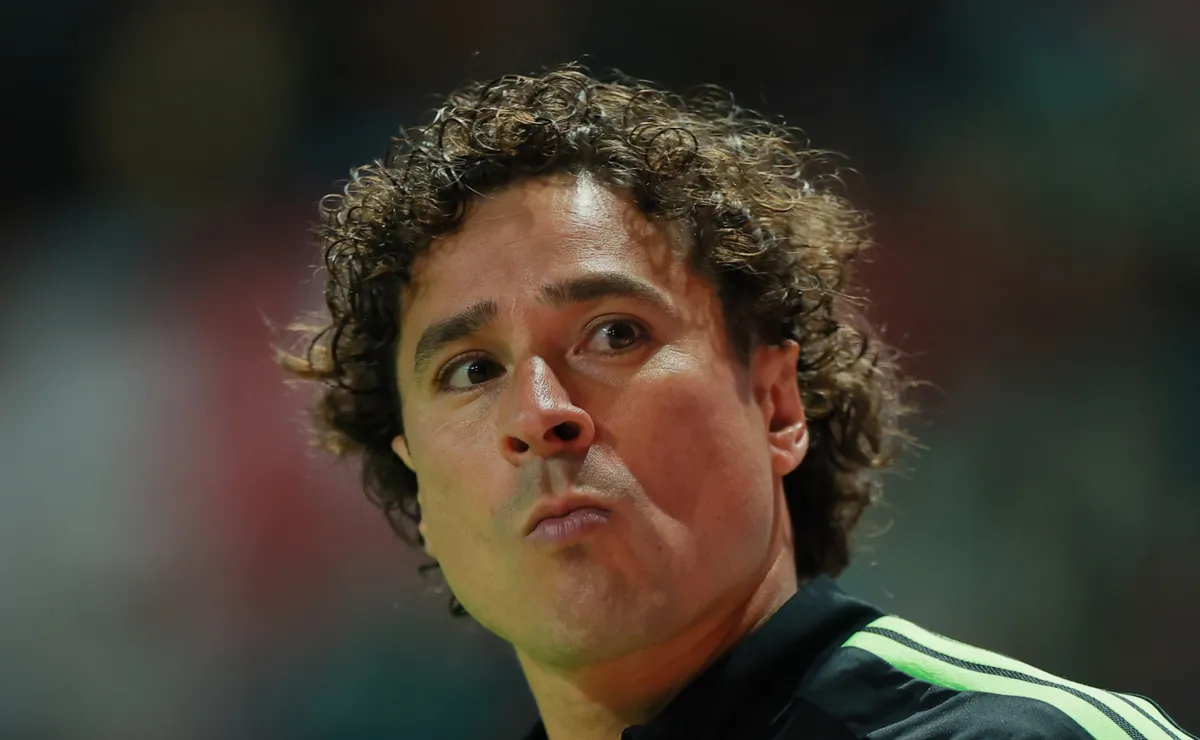 Why are Memo Ochoa, Santiago Gimenez not starting today for Mexico vs ...