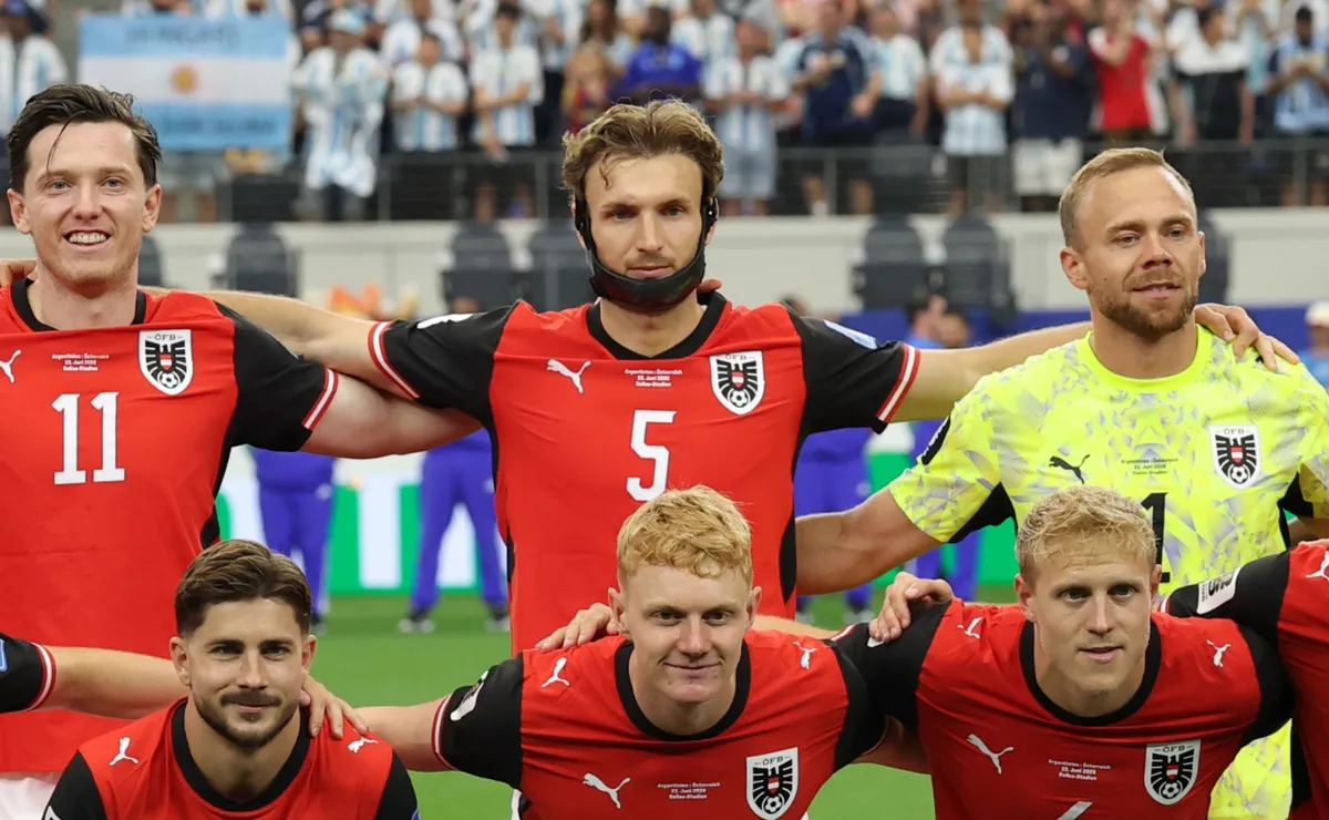 Why is Stefan Posch playing with a mask for Austria vs Argentina at ...