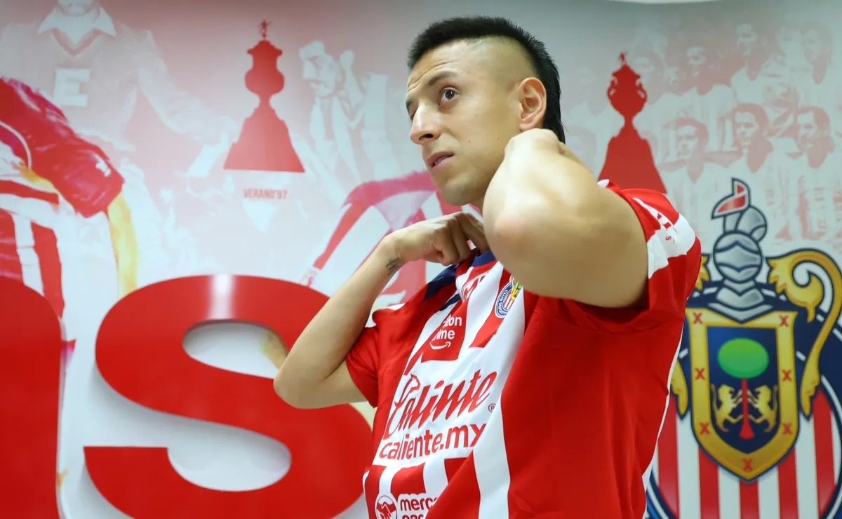 Roberto Alvarado recibió doble reconocimiento en Chivas