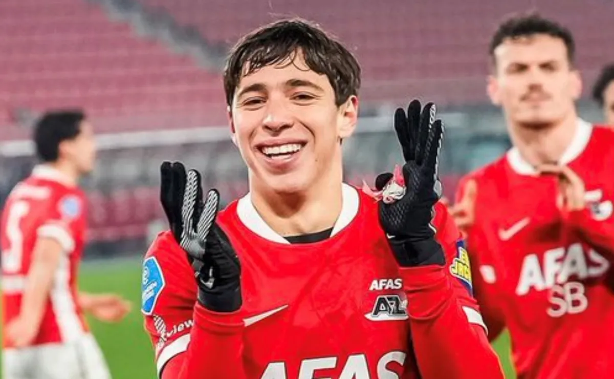Mateo Chávez se acordó de Chivas en los festejos del AZ Alkmaar