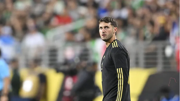 Incómodo momento de Santi Giménez en Selección Mexicana se volvió viral