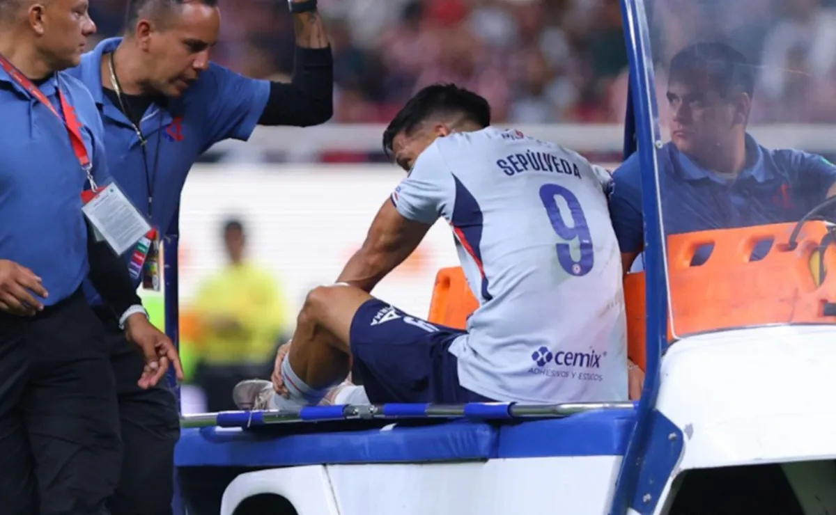 La peor noticia para Ángel Sepúlveda tras su lesión en Cruz Azul-Chivas