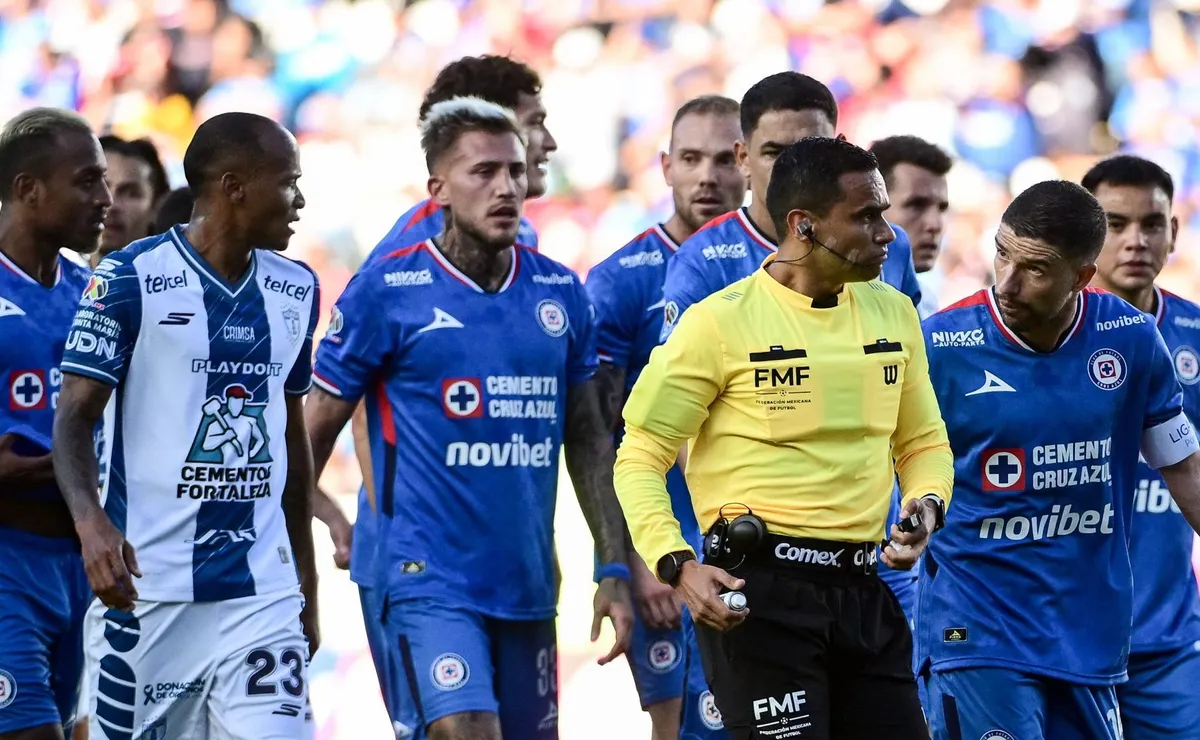 Los árbitros del Cruz Azul vs. Pachuca siguen sin pitar por su castigo