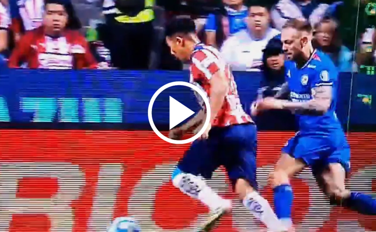 Cruz Azul vs. Chivas: Daniel Aguirre debía ser expulsado