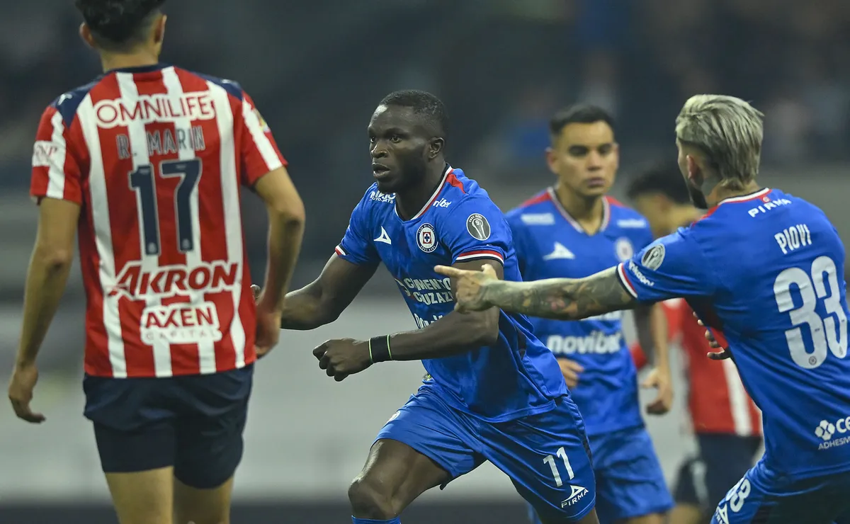 El penal a Christian Ebere en el Cruz Azul vs. Chivas generó polémica ...