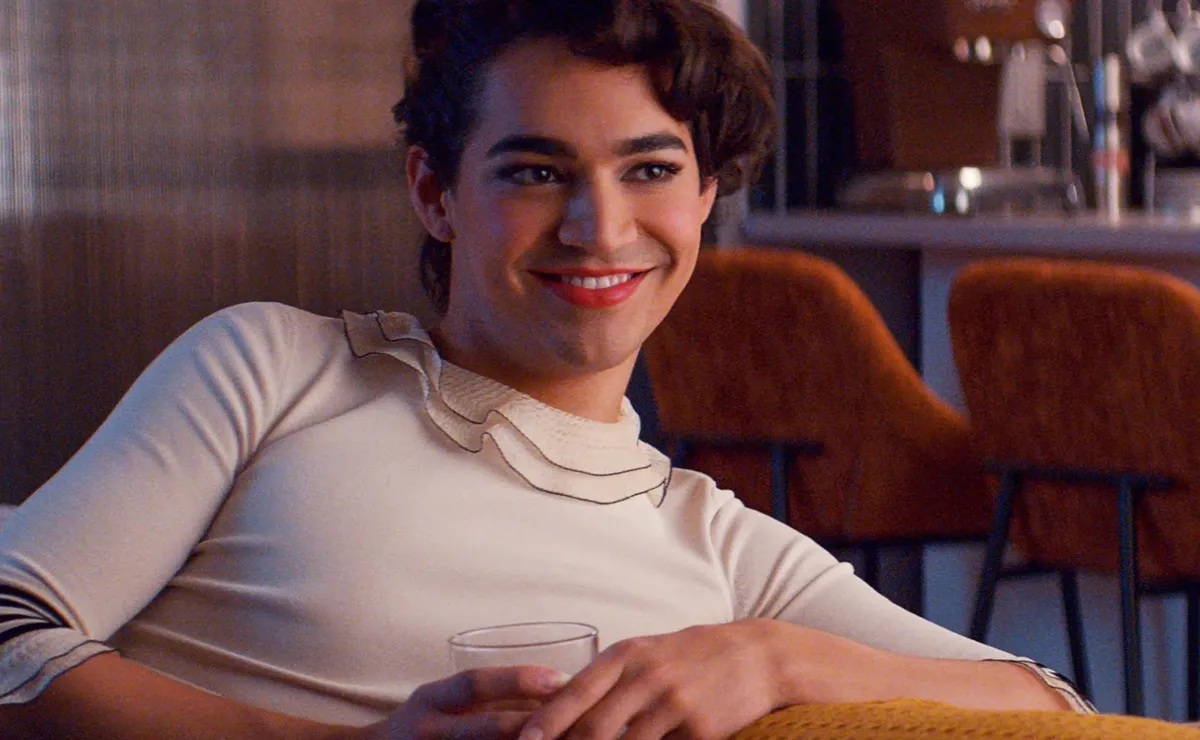 “Glamorous” de Netflix: ¿Quién es Miss Benny, el actor que interpreta a ...