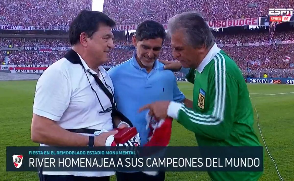 VIDEO | Así fue el recibimiento de los hinchas de River para Passarella ...