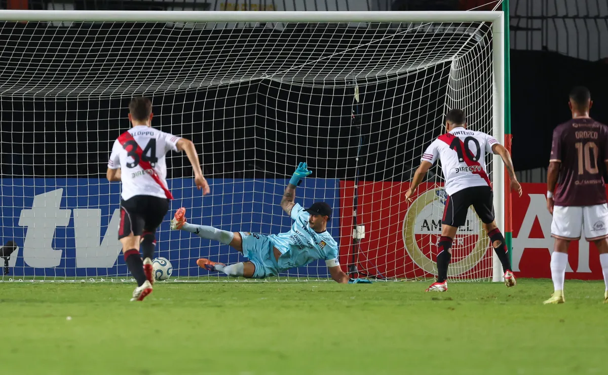 Lucas Bruera le atajó un penal a Juanfer Quintero en Carabobo vs. River ...