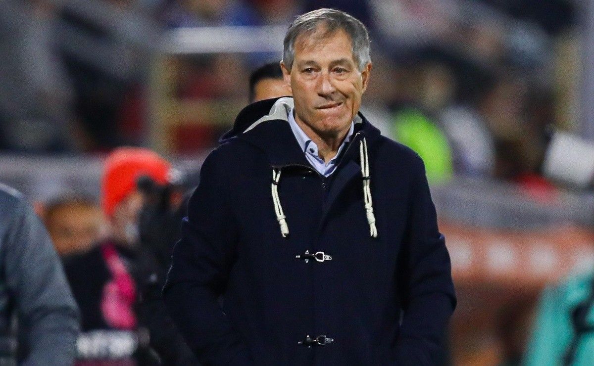 ¿Van de titulares? Ariel Holan comenta las chances que Fabián Orellana ...