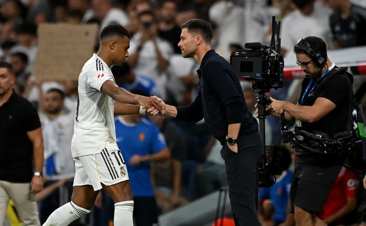 Mbappé desobedece a Xabi Alonso y no hace pasillo al Barcelona