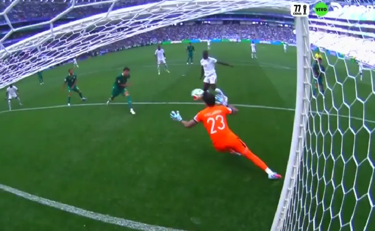 Puso la cara: la impresionante atajada de Guillermo Viscarra ante ...