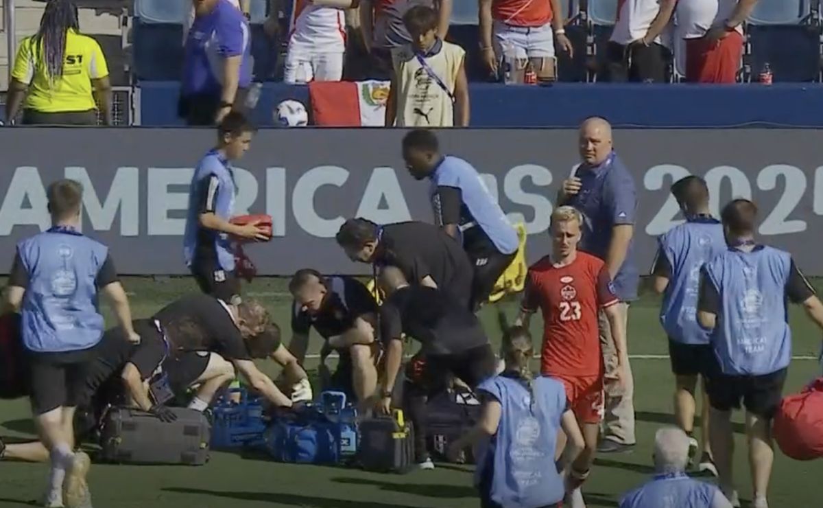Árbitro del duelo entre Perú y Canadá se desvaneció en directo - Bolavip