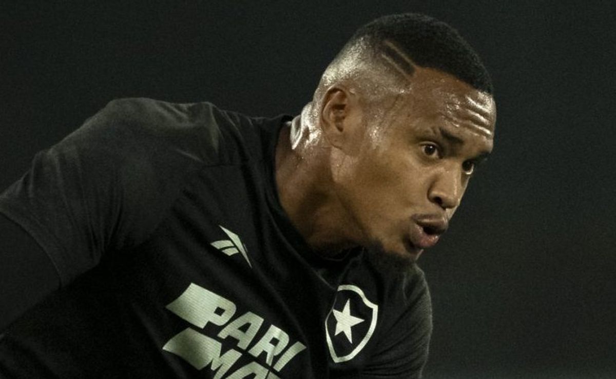Artur Jorge explica troca de Gatito por John no Botafogo: "opção tática"