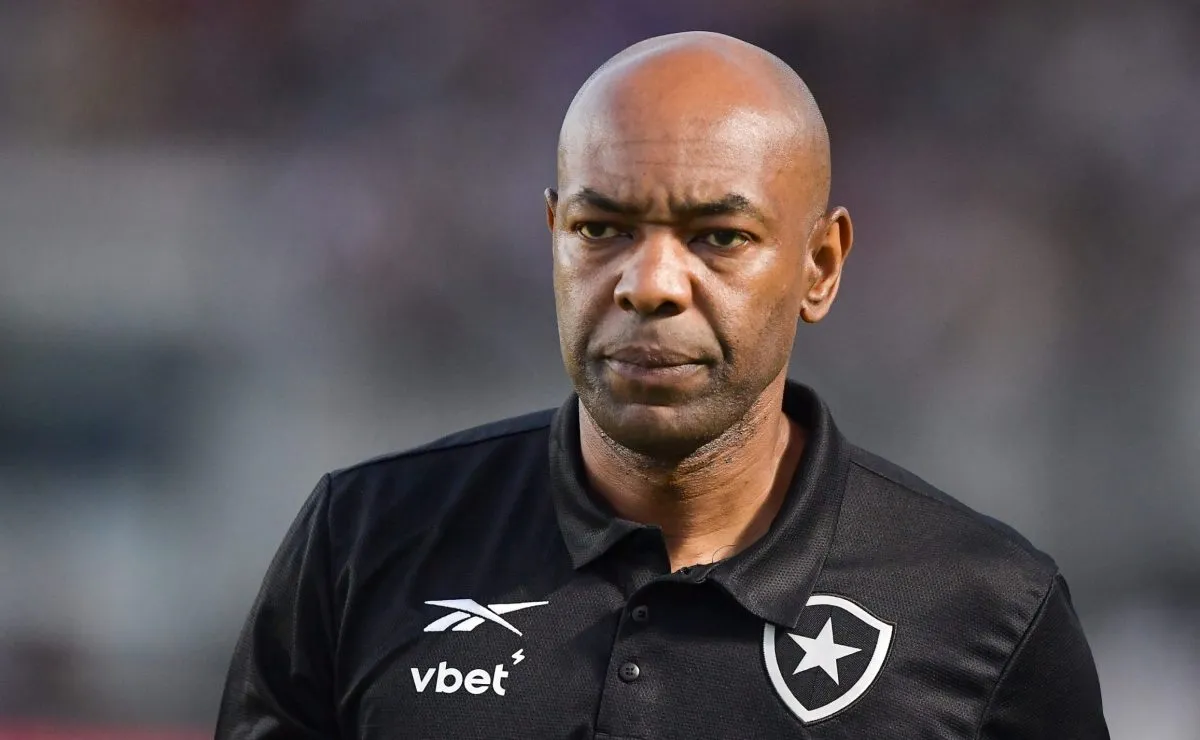 Torcida pede demissão de Caçapa após Botafogo x Racing