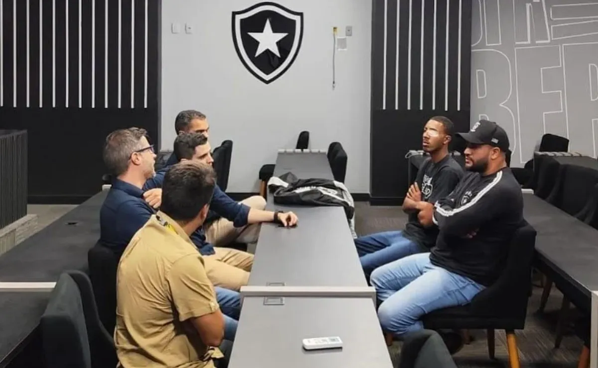Fúria Jovem tem encontro com direção do Botafogo e emite nota