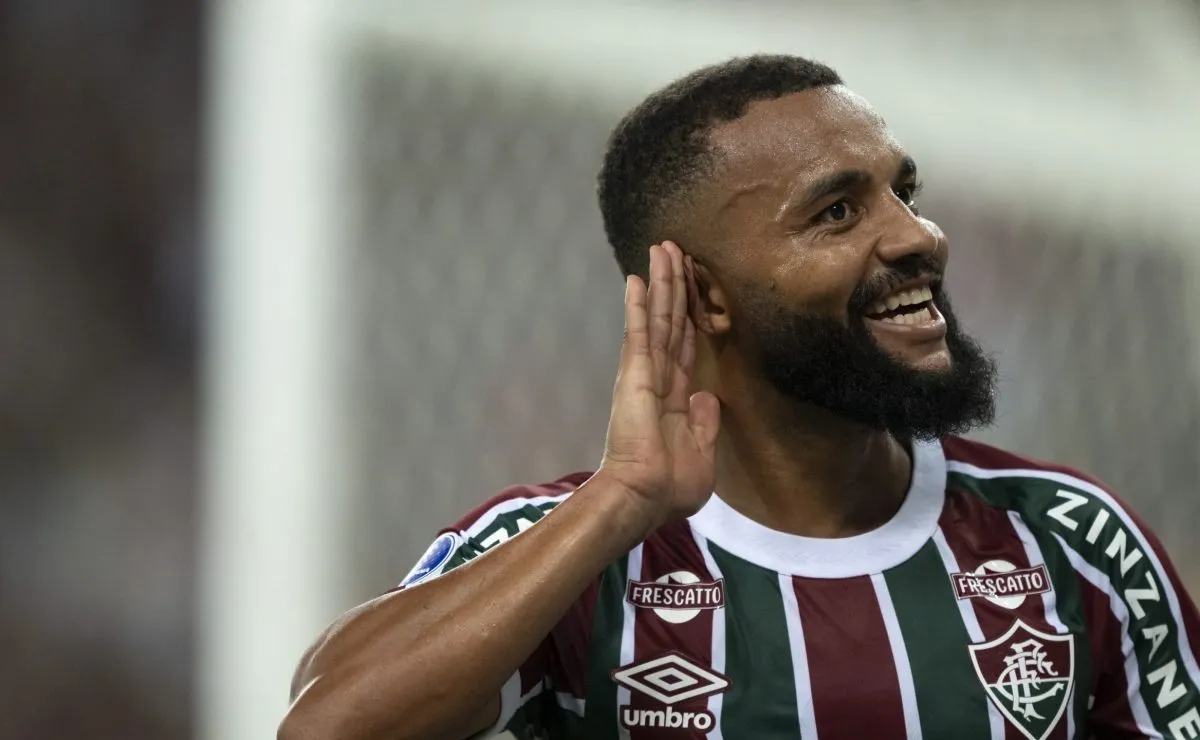 Samuel Xavier volta a ficar à disposição no Fluminense após se ...