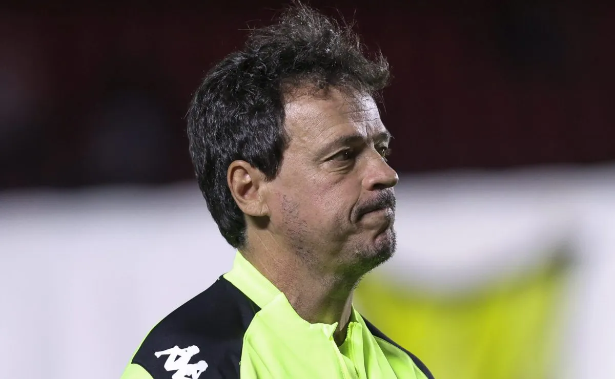 Jogada ensaiada de Diniz vira meme após empate contra o Atlético-MG