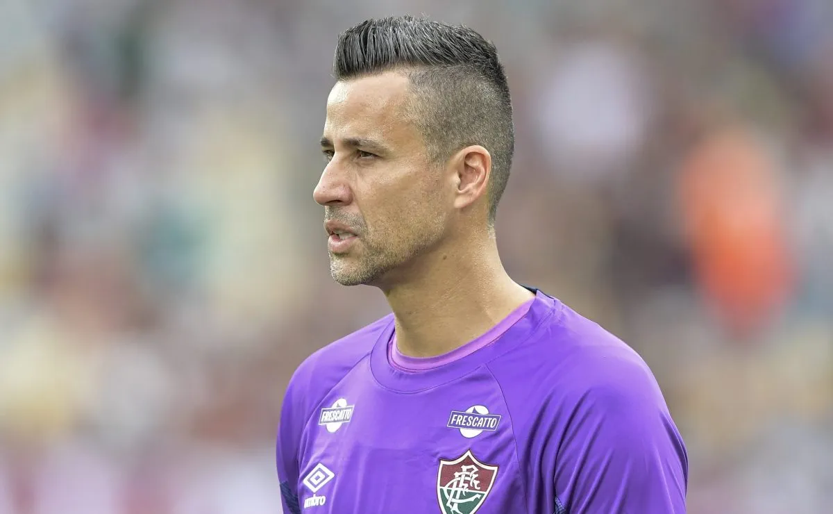 Fábio celebra marca histórica em vitória do Fluminense pelo Brasileirão