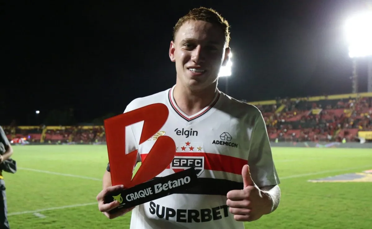 Maik brilha, marca gol e surge como opção para lateral-direita do São Paulo