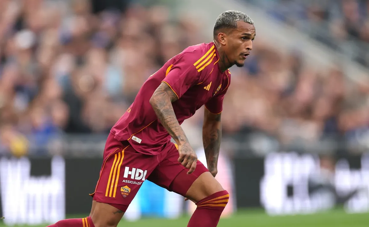 Ex-jogador do Flamengo, Wesley participa de feito histórico na Roma