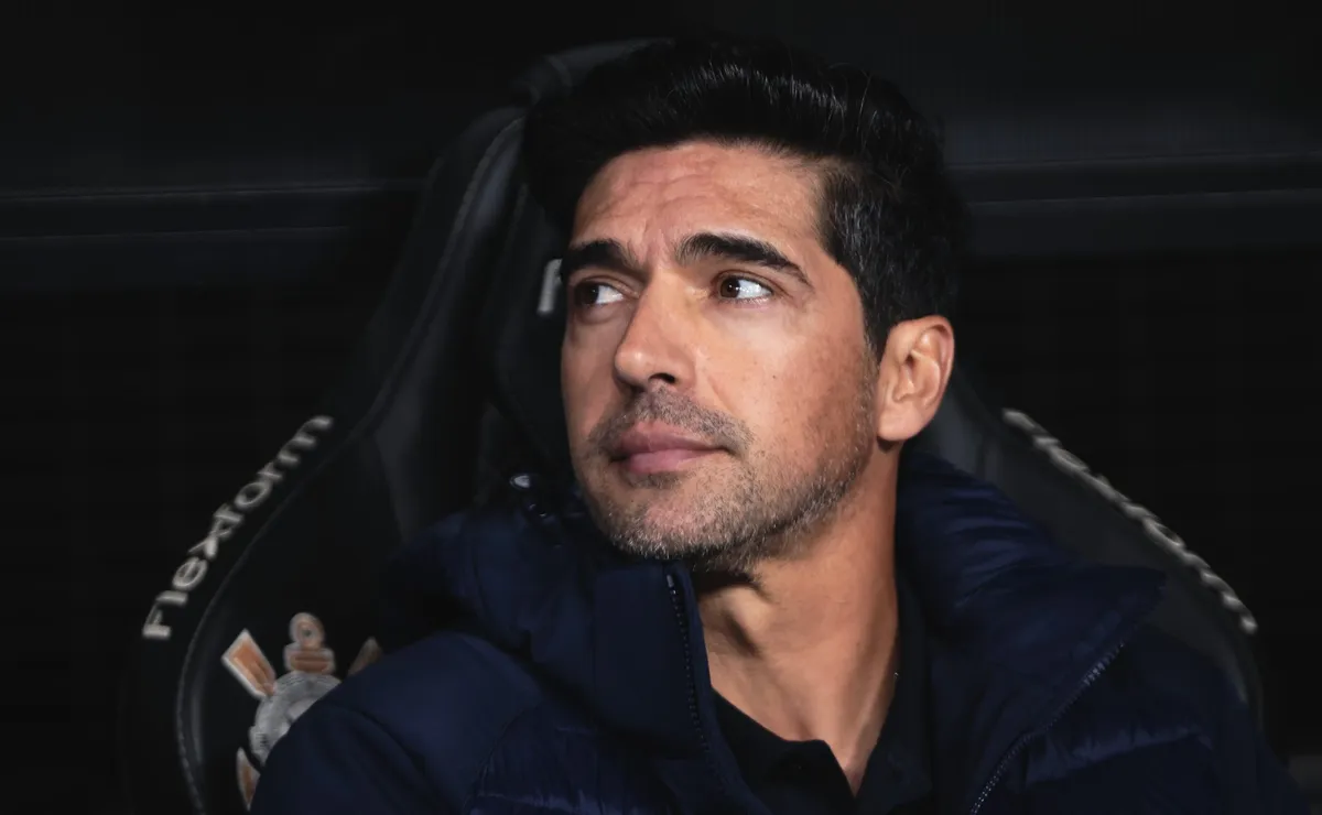Abel Ferreira critica arbitragem e cumpre suspensão no Brasileirão