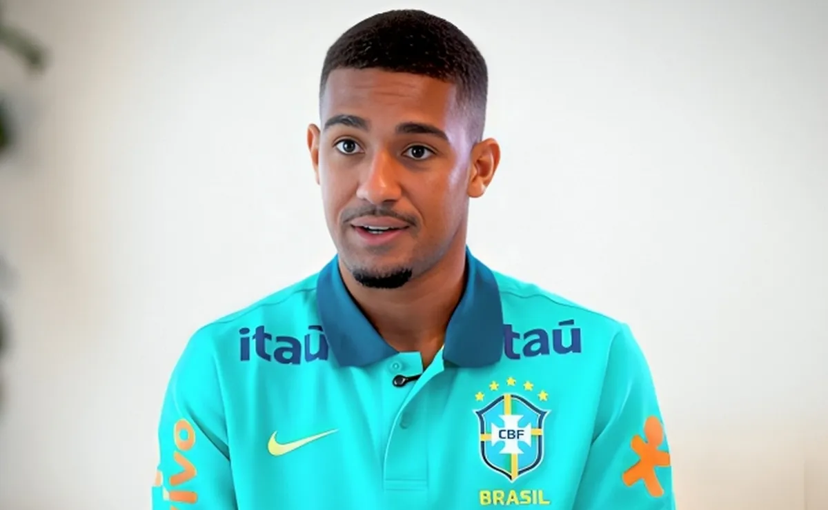 Samuel Lino, do Flamengo, comemora estreia pela seleção brasileira