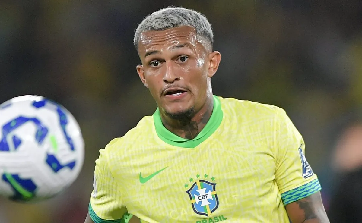 Ex-Flamengo, Wesley é ovacionado por torcedores italianos