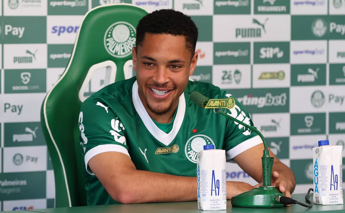 Vitor Roque, do Palmeiras, ganha prêmio de melhor do mês no Brasileirão
