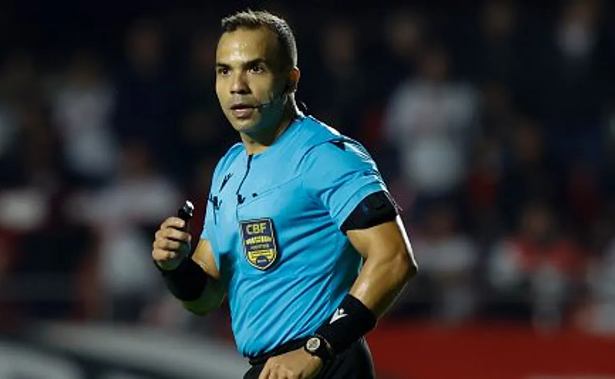 Torcida critica árbitro Alex Gomes Stefano após demora em marcar pênalti