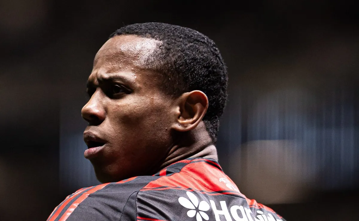 Após não ter entrado no jogo contra o Vasco, Wallace Yan faz postagem ...