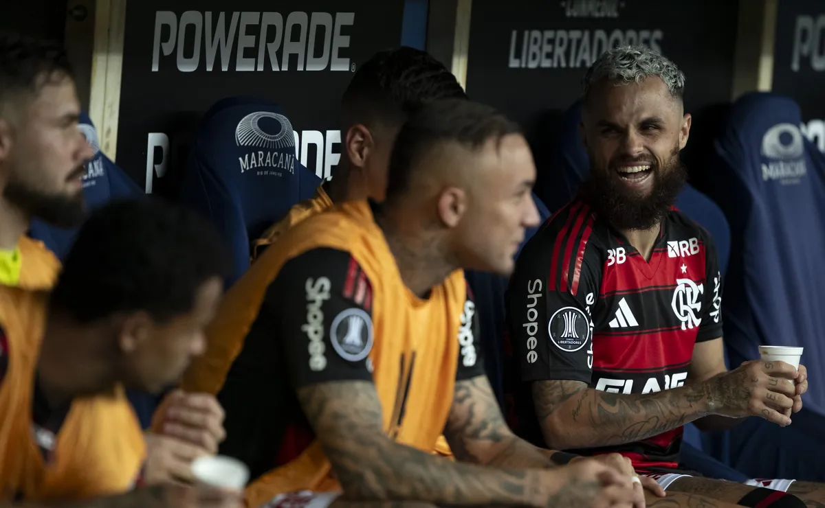 Flamengo libera e Michael é aprovado no Santos