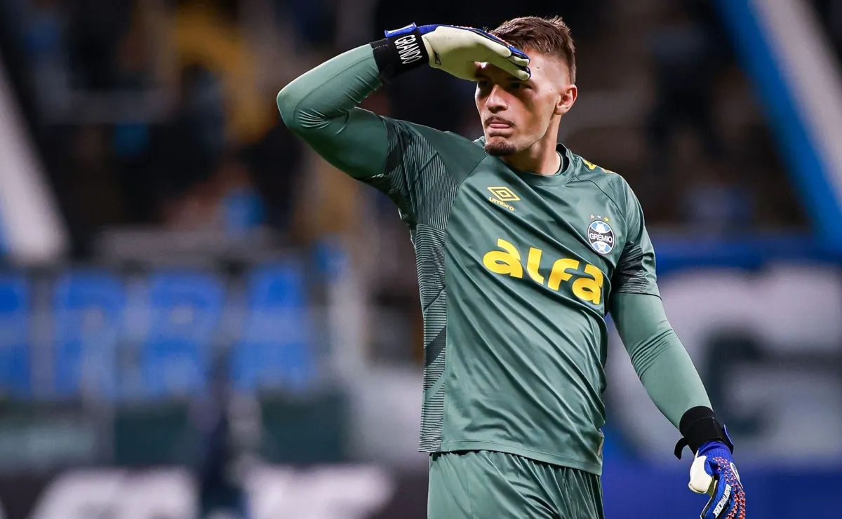 Gabriel Grando assume titularidade no Grêmio e recebe aval de Luís Castro