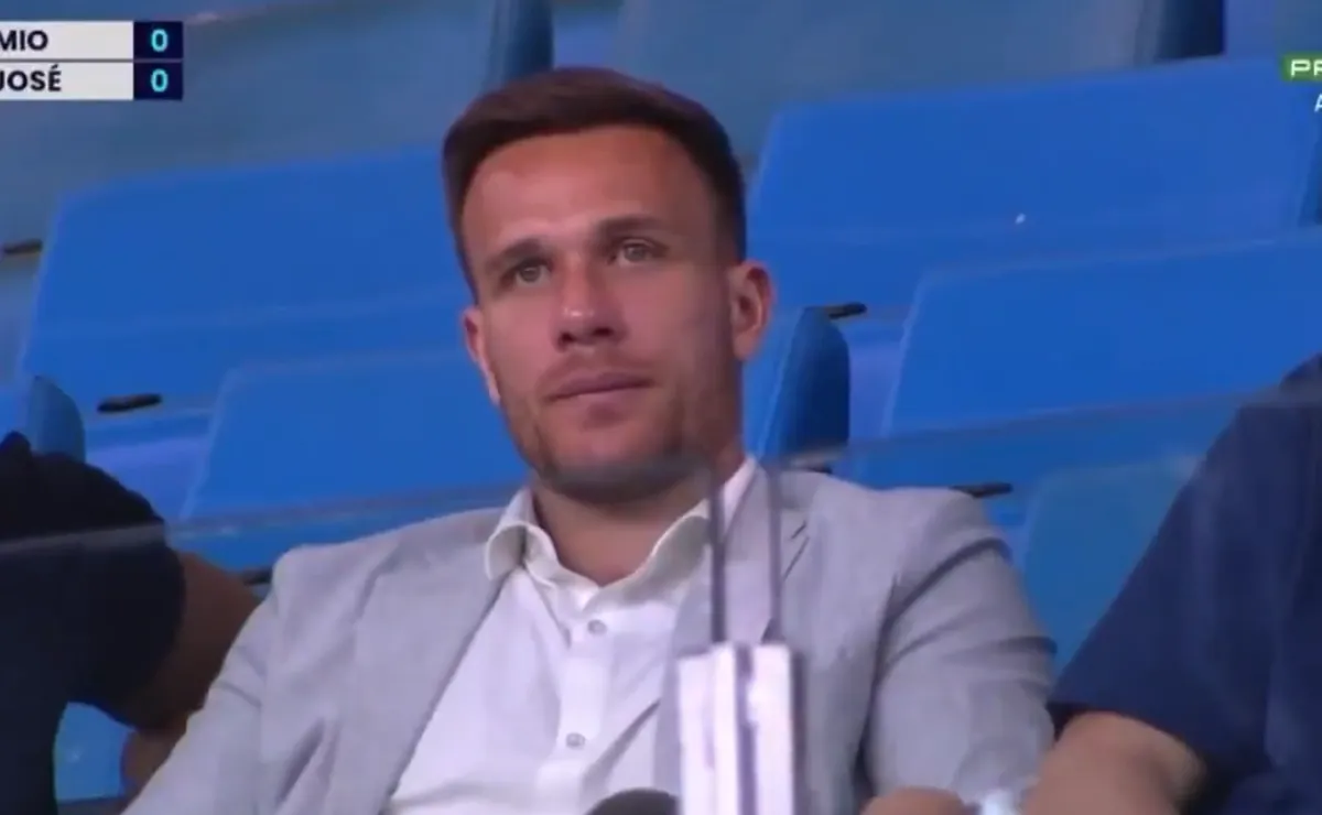 Arthur é flagrado em tom de desaprovação após 1T de Grêmio x São José