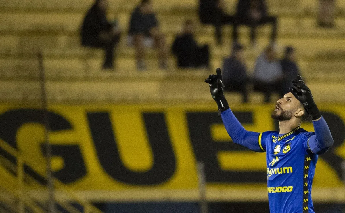 Alex Alves projeta jogo contra o São Paulo após vitória contundente