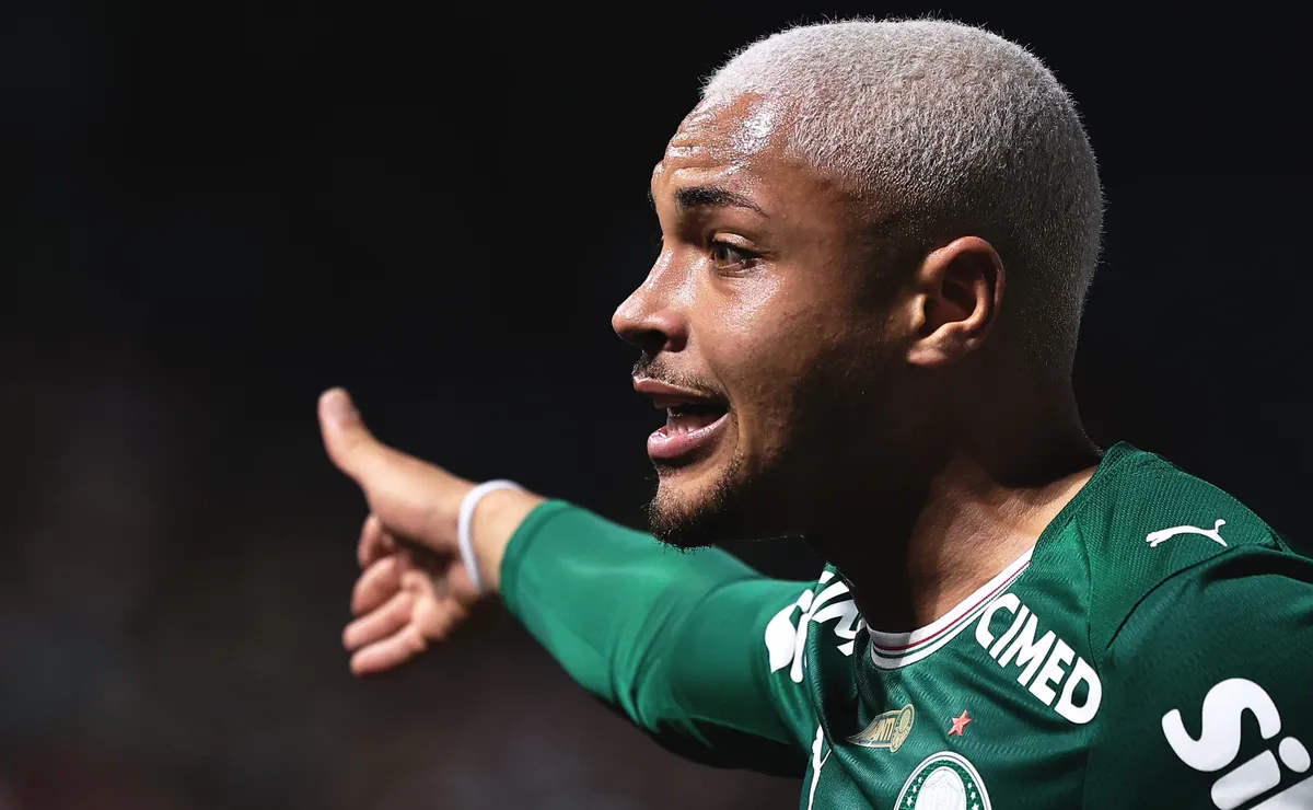 Vitor Roque começa no banco e Abel muda defesa do Palmeiras contra Galo