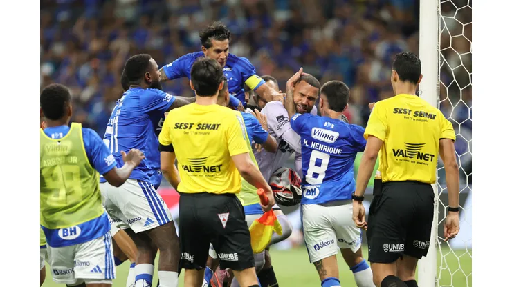 Com briga generalizada, Cruzeiro é campeão do Campeonato Mineiro contra ...