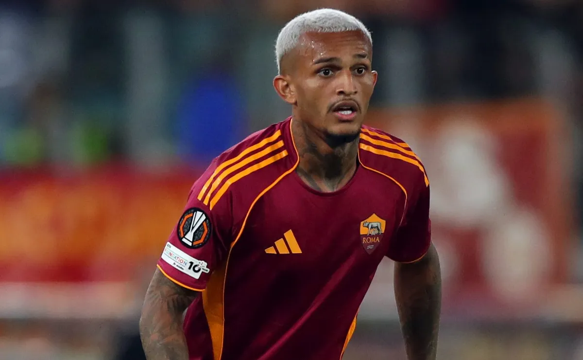 Ex-Flamengo, Wesley é expulso em lance polêmico e Roma sofre virada