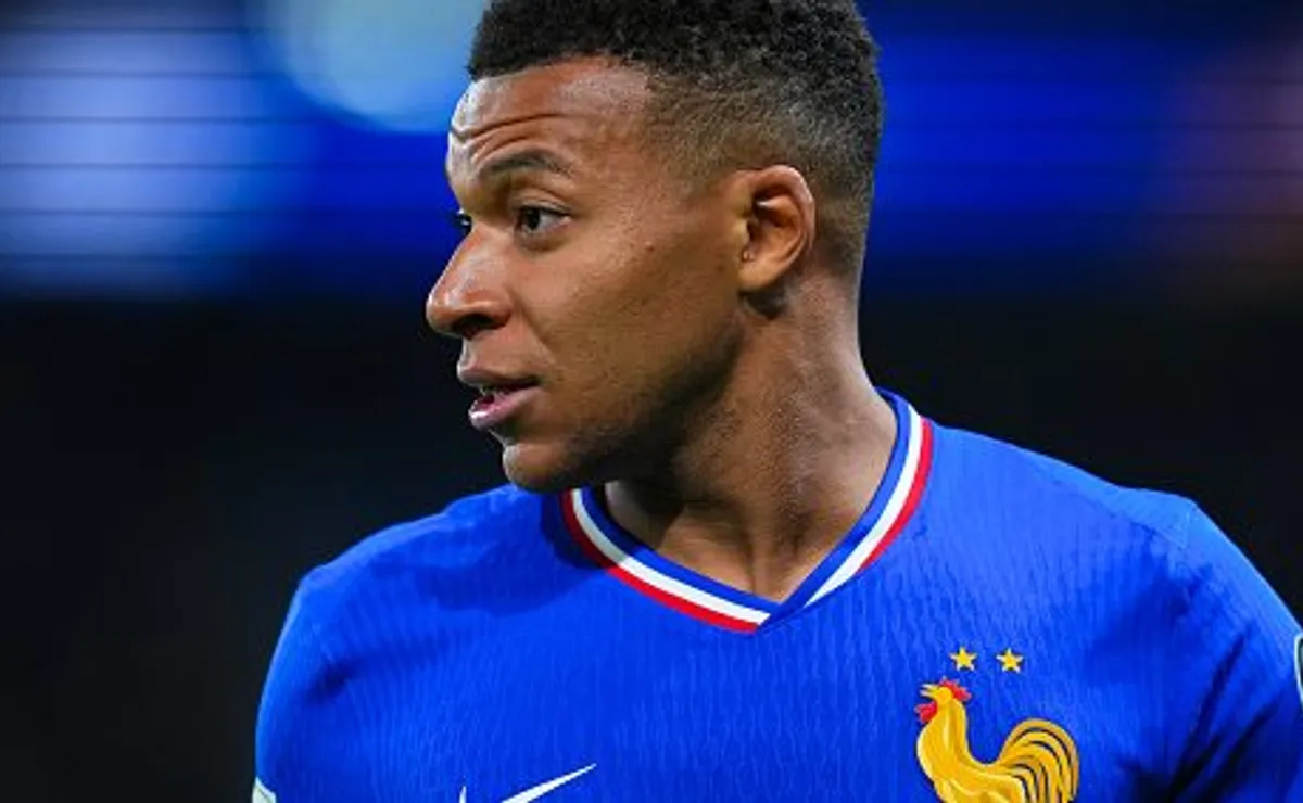Mbappé é convocado pela França para enfrentar Brasil em amistoso